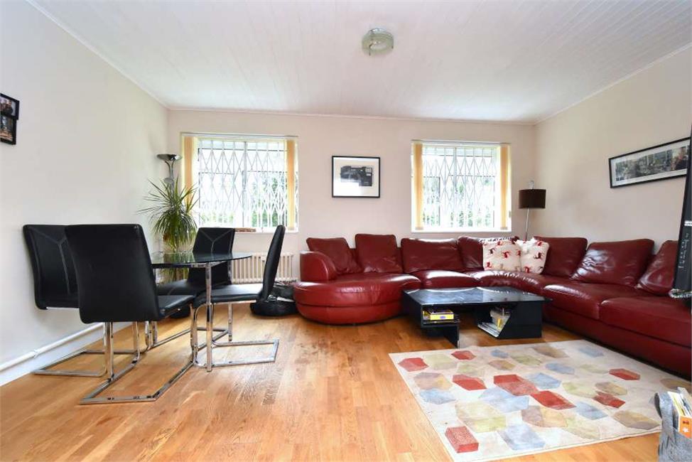 3 Bedroom Flat | SE23 3PJ | Dunton Court | Pickwick Estates