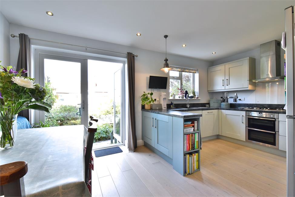 5-bedroom-house-se4-1ap-salehurst-road-pickwick-estates